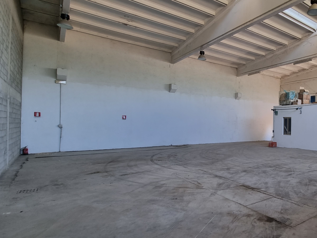 VENDESI CAPANNONE ARTIGIANALE COMMERCIALE CON AREA PRIVATA RECINTATA